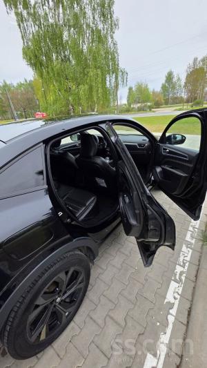 Black Renault Arkana 2023 in Riga, with an engine capacity of 1.60 L and mileage of 82 thousand km for 21950 €, photo 3 on AUTOMOTO.COM.LV