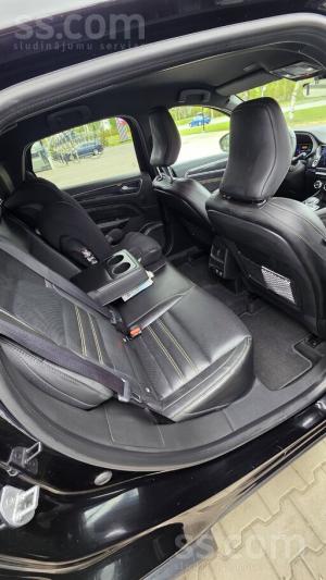Black Renault Arkana 2023 in Riga, with an engine capacity of 1.60 L and mileage of 82 thousand km for 21950 €, photo 4 on AUTOMOTO.COM.LV