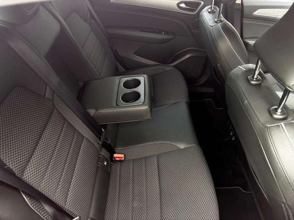 Red Renault Arkana 2021 in Vilnius, with an engine capacity of 1.60 L and mileage of 76 thousand km for 17500 €, photo 9 on AUTOMOTO.COM.LV