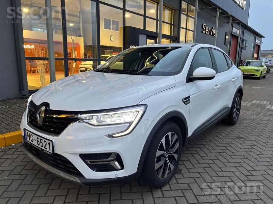 White Renault Arkana 2022 in Liepaja, with an engine capacity of 1.60 L and mileage of 54 thousand km for 18990 €, photo 1 on AUTOMOTO.COM.LV