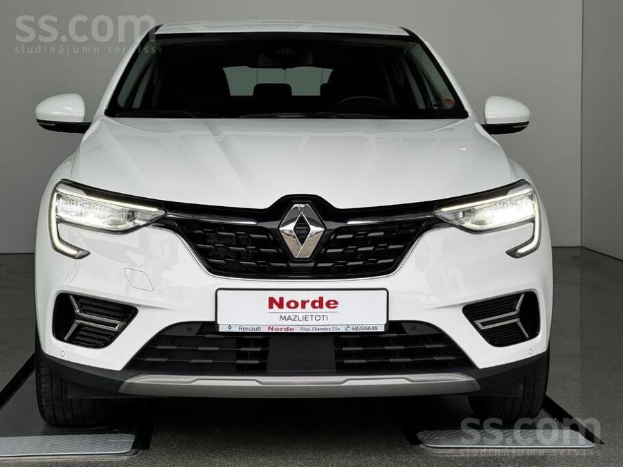 White Renault Arkana 2021 in Riga, with an engine capacity of 1.60 L and mileage of 45 thousand km for 16350 €, photo 1 on AUTOMOTO.COM.LV