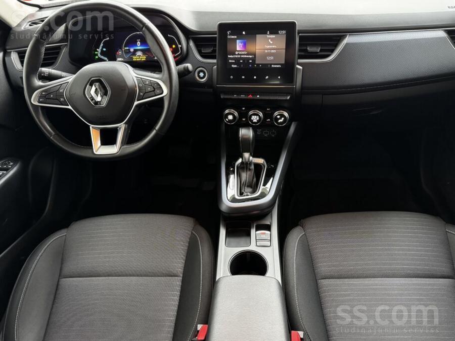 White Renault Arkana 2021 in Riga, with an engine capacity of 1.60 L and mileage of 45 thousand km for 16350 €, photo 5 on AUTOMOTO.COM.LV