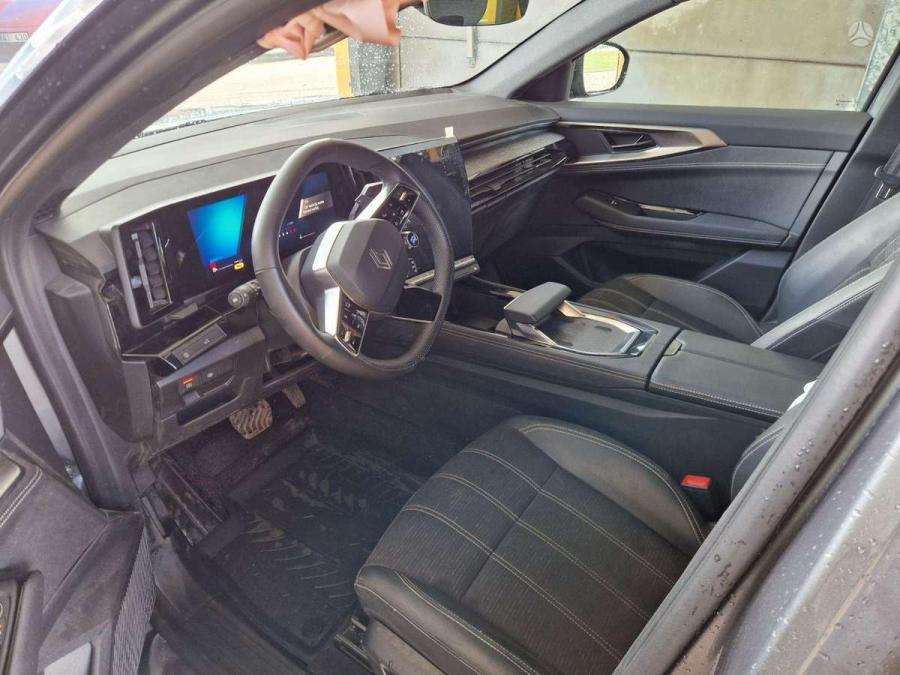 Grey Renault Austral 2025 in Kaunas, with an engine capacity of 1.33 L and mileage of 12 thousand km for 18300 €, photo 17 on AUTOMOTO.COM.LV