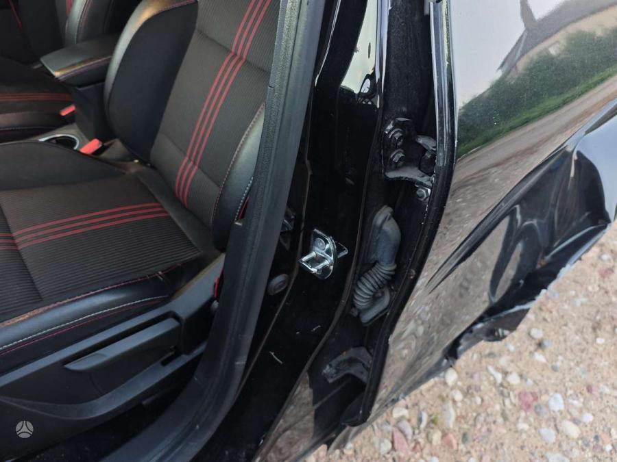 Black Renault Captur 2021 in Telschi, with an engine capacity of 1.60 L and mileage of 116 thousand km for 8800 €, photo 26 on AUTOMOTO.COM.LV