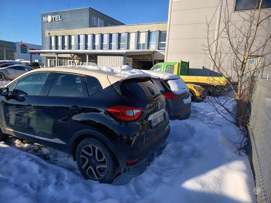 Black Renault Captur 2013 in Kaunas, with an engine capacity of 1.20 L and mileage of 218 thousand km for 3000 €, photo 5 on AUTOMOTO.COM.LV
