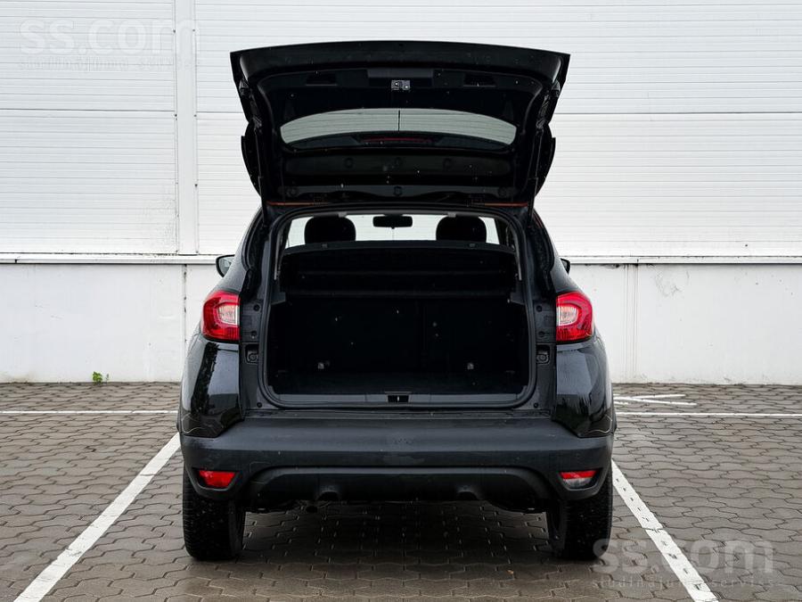 Black Renault Captur 2015 in Riga, with an engine capacity of 1.20 L and mileage of 0 thousand km for 7990 €, photo 10 on AUTOMOTO.COM.LV