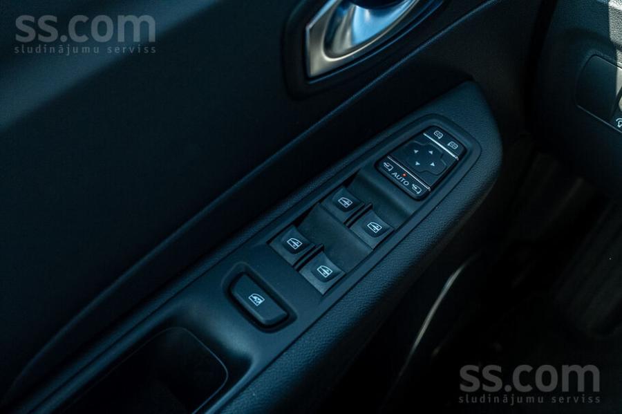 Black Renault Captur 2017 in Riga, with an engine capacity of 1.20 L and mileage of 0 thousand km for 9450 €, photo 17 on AUTOMOTO.COM.LV