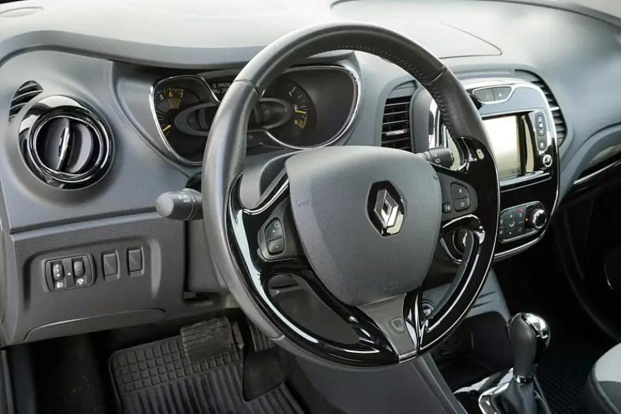 Grey Renault Captur 2015 in Riga, with an engine capacity of 1.20 L and mileage of 154 thousand km for 7970 €, photo 15 on AUTOMOTO.COM.LV