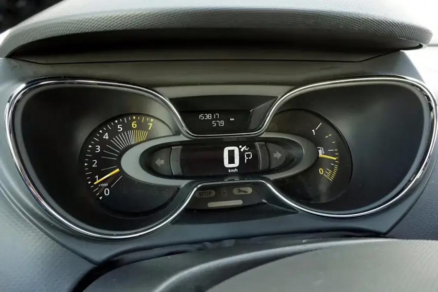 Grey Renault Captur 2015 in Riga, with an engine capacity of 1.20 L and mileage of 154 thousand km for 7970 €, photo 16 on AUTOMOTO.COM.LV