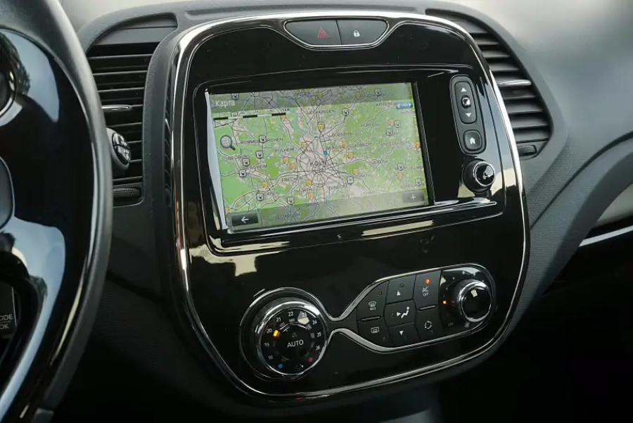 Grey Renault Captur 2015 in Riga, with an engine capacity of 1.20 L and mileage of 154 thousand km for 7970 €, photo 17 on AUTOMOTO.COM.LV
