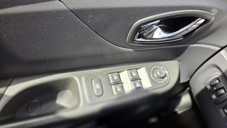 Grey Renault Captur 2016 in Taurage, with an engine capacity of 0.90 L and mileage of 180 thousand km for 5600 €, photo 17 on AUTOMOTO.COM.LV