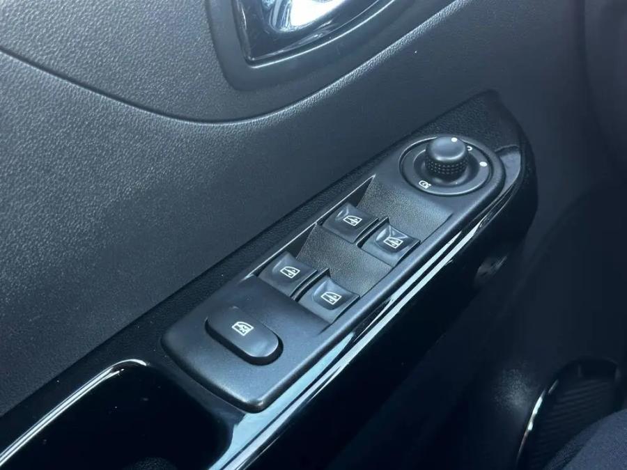 Grey Renault Captur 2016 in Jelgava, with an engine capacity of 0.90 L and mileage of 214 thousand km for 6990 €, photo 16 on AUTOMOTO.COM.LV