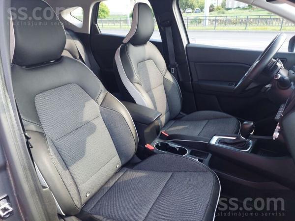 Grey Renault Captur 2021 in Daugavpils, with an engine capacity of 1.30 L and mileage of 36 thousand km for 17000 €, photo 8 on AUTOMOTO.COM.LV