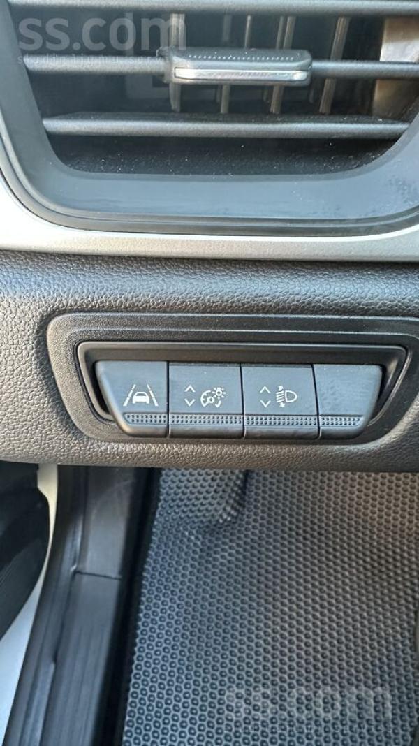 Grey Renault Captur 2022 in Riga, with an engine capacity of 1.00 L and mileage of 44 thousand km for 14900 €, photo 8 on AUTOMOTO.COM.LV
