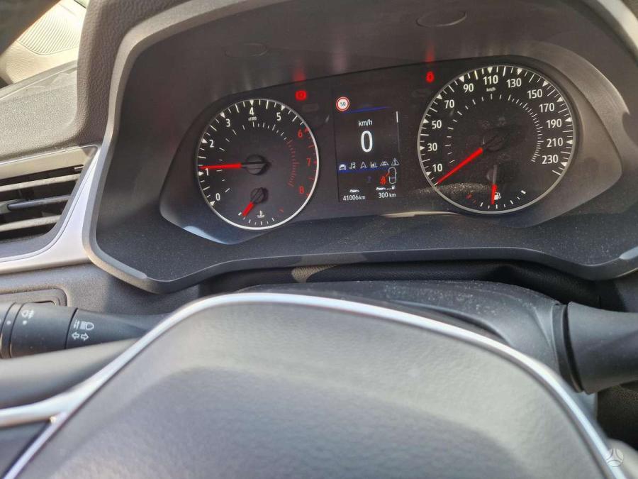 Grey Renault Captur 2020 in Taurage, with an engine capacity of 1.00 L and mileage of 41 thousand km for 10500 €, photo 9 on AUTOMOTO.COM.LV