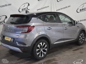 Grey Renault Captur 2023 in Riga, with an engine capacity of 1.60 L and mileage of 43 thousand km for 16900 €, photo 2 on AUTOMOTO.COM.LV