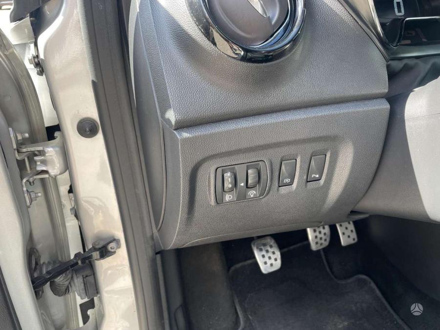 Grey Renault Captur 2016 in Vilnius, with an engine capacity of 1.50 L and mileage of 200 thousand km for 6200 €, photo 19 on AUTOMOTO.COM.LV