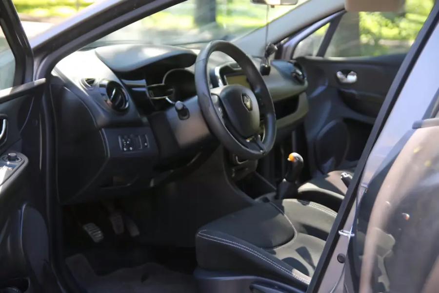 Grey Renault Captur 2014 in Riga, with an engine capacity of 1.50 L and mileage of 0 thousand km for 2990 €, photo 6 on AUTOMOTO.COM.LV