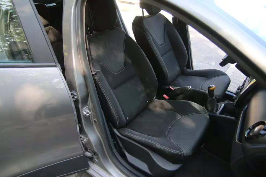 Grey Renault Captur 2014 in Riga, with an engine capacity of 1.50 L and mileage of 0 thousand km for 2990 €, photo 9 on AUTOMOTO.COM.LV