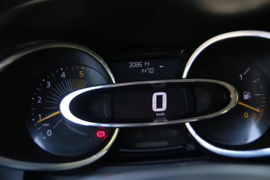 Grey Renault Captur 2014 in Riga, with an engine capacity of 1.50 L and mileage of 0 thousand km for 2990 €, photo 17 on AUTOMOTO.COM.LV