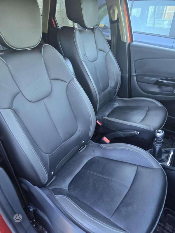 Red Renault Captur 2016 in Siauliai, with an engine capacity of 1.50 L and mileage of 162 thousand km for 7550 €, photo 8 on AUTOMOTO.COM.LV