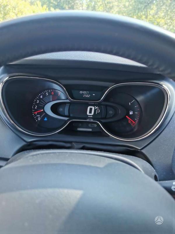 Red Renault Captur 2016 in Vilnius, with an engine capacity of 1.20 L and mileage of 195 thousand km for 5500 €, photo 10 on AUTOMOTO.COM.LV