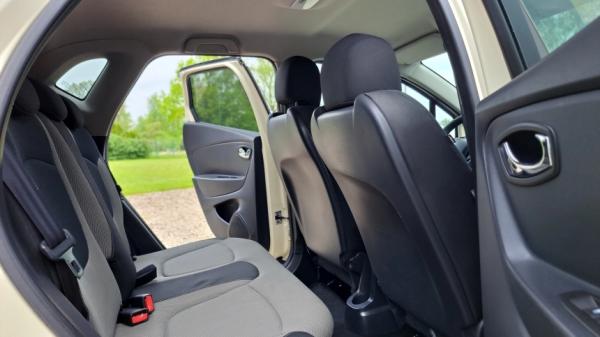 Balts Renault Captur 2014 Rīga, ar dzinēja tilpumu 1.50 L un nobraukumu 190 tūkst. km par 7990 €, foto 5 vietnē AUTOMOTO.COM.LV