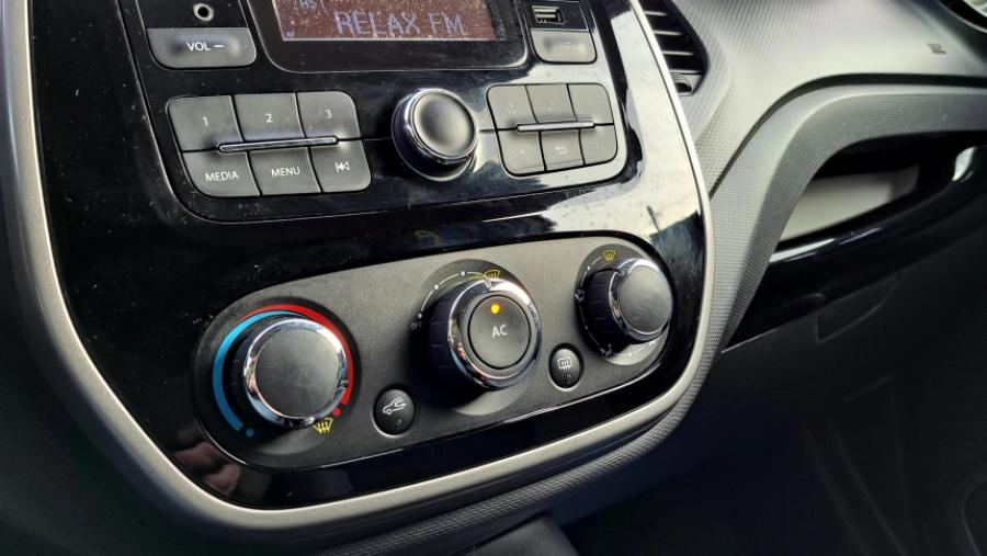 White Renault Captur 2014 in Riga, with an engine capacity of 1.50 L and mileage of 190 thousand km for 7990 €, photo 7 on AUTOMOTO.COM.LV