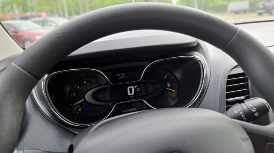White Renault Captur 2014 in Riga, with an engine capacity of 1.50 L and mileage of 190 thousand km for 7990 €, photo 46 on AUTOMOTO.COM.LV