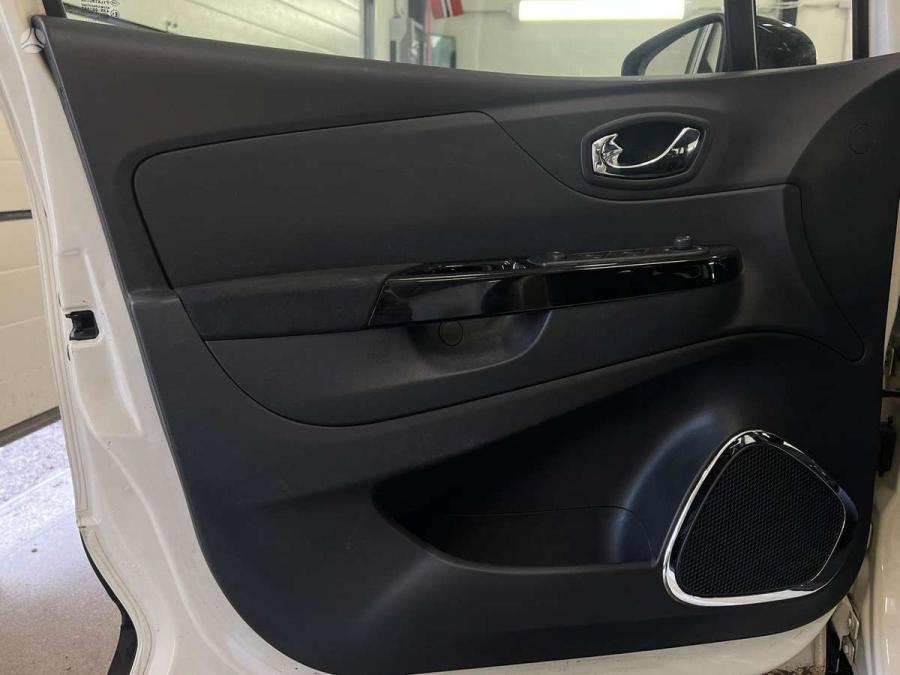 White Renault Captur 2015 in Vilnius, with an engine capacity of 1.46 L and mileage of 256 thousand km for 6100 €, photo 9 on AUTOMOTO.COM.LV