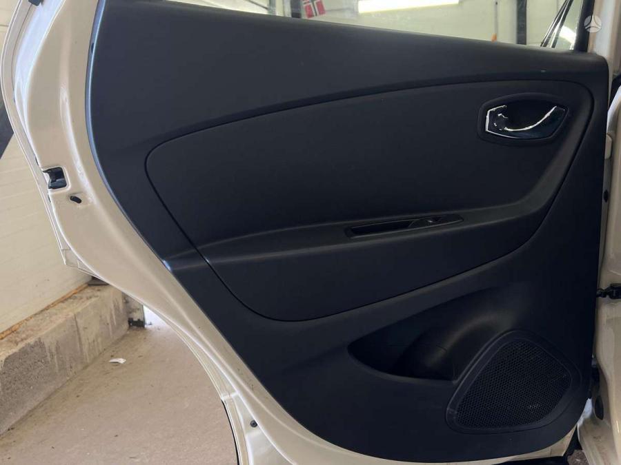 White Renault Captur 2015 in Vilnius, with an engine capacity of 1.46 L and mileage of 256 thousand km for 6100 €, photo 16 on AUTOMOTO.COM.LV
