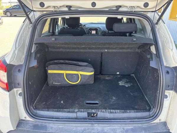 White Renault Captur 2016 in Taurage, with an engine capacity of 0.90 L and mileage of 180 thousand km for 4300 €, photo 10 on AUTOMOTO.COM.LV
