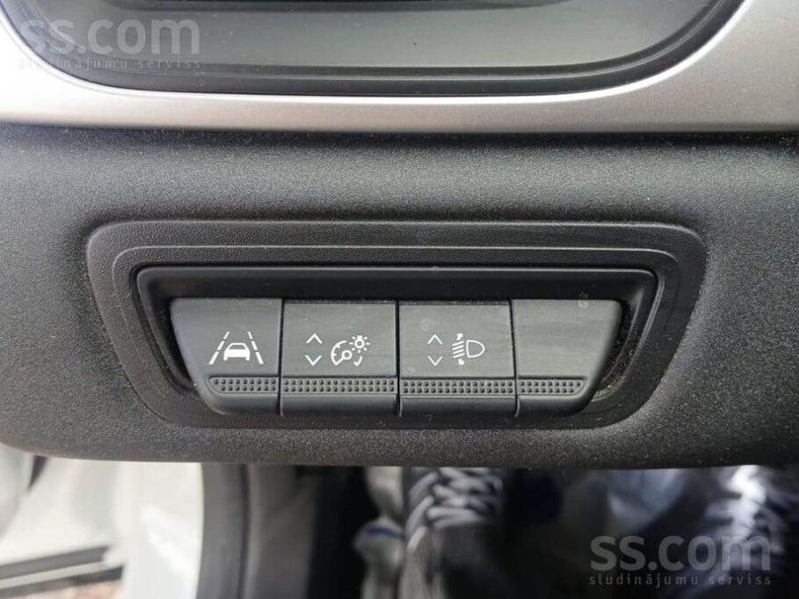 White Renault Captur 2022 in Riga, with an engine capacity of 1.60 L and mileage of 153 thousand km for 12990 €, photo 12 on AUTOMOTO.COM.LV