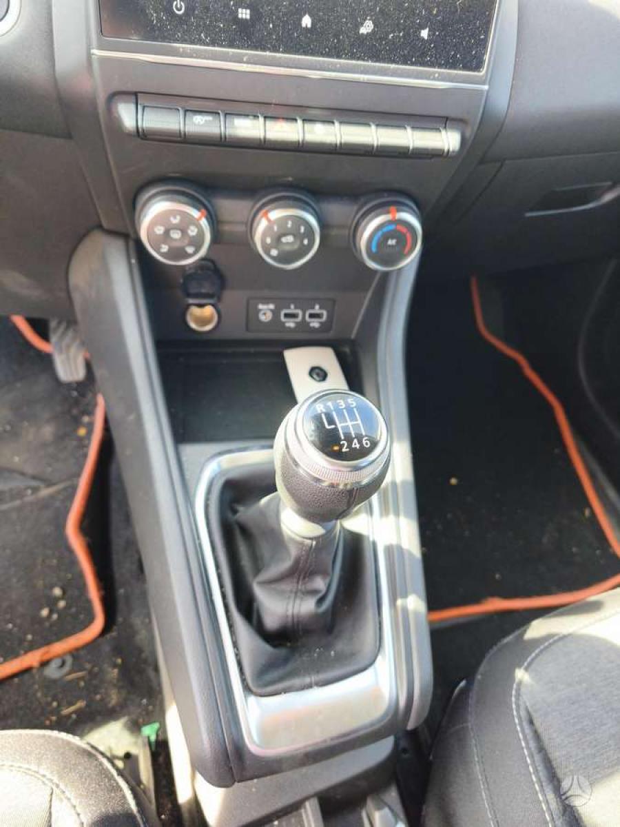 White Renault Captur 2023 in Taurage, with an engine capacity of 1.00 L and mileage of 55 thousand km for 6900 €, photo 25 on AUTOMOTO.COM.LV