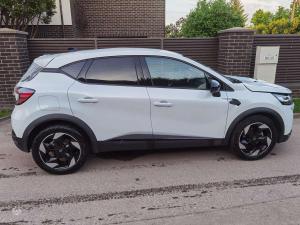 White Renault Captur 2024 in Kaunas, with an engine capacity of 1.00 L and mileage of 16 thousand km for 8200 €, photo 3 on AUTOMOTO.COM.LV