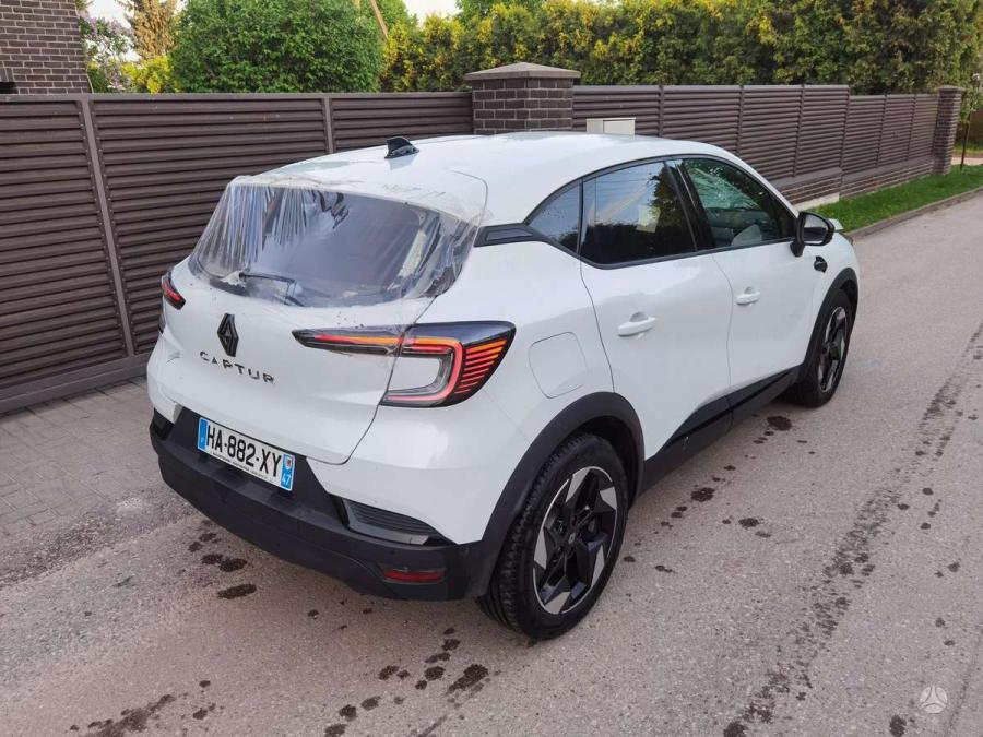 White Renault Captur 2024 in Kaunas, with an engine capacity of 1.00 L and mileage of 16 thousand km for 8200 €, photo 5 on AUTOMOTO.COM.LV
