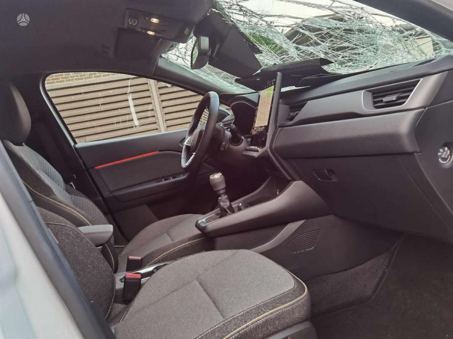 White Renault Captur 2024 in Kaunas, with an engine capacity of 1.00 L and mileage of 16 thousand km for 8200 €, photo 14 on AUTOMOTO.COM.LV