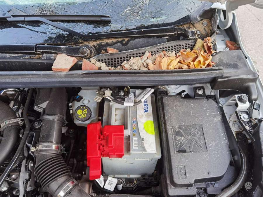 White Renault Captur 2024 in Kaunas, with an engine capacity of 1.00 L and mileage of 16 thousand km for 8200 €, photo 33 on AUTOMOTO.COM.LV