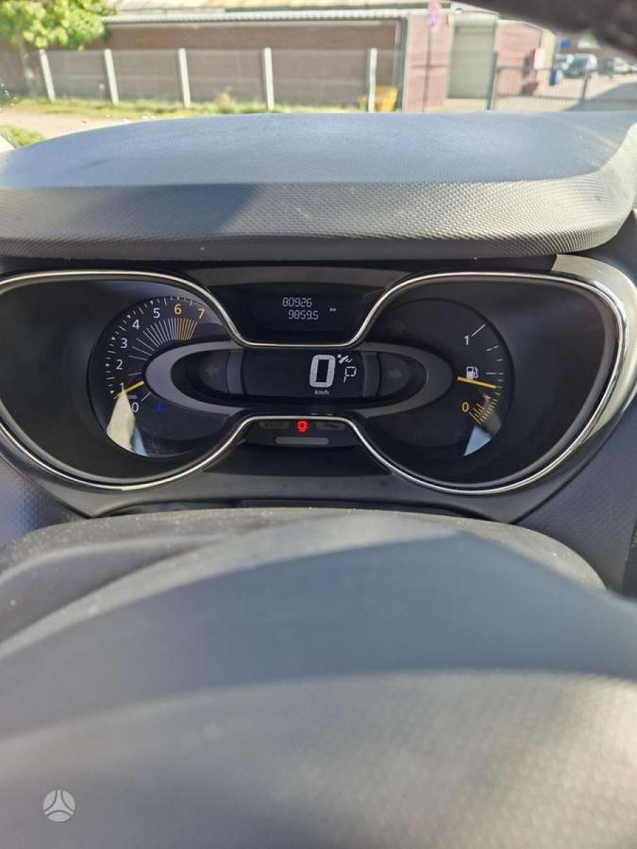 White Renault Captur 2013 in Plunge, with an engine capacity of 1.20 L and mileage of 81 thousand km for 6500 €, photo 8 on AUTOMOTO.COM.LV