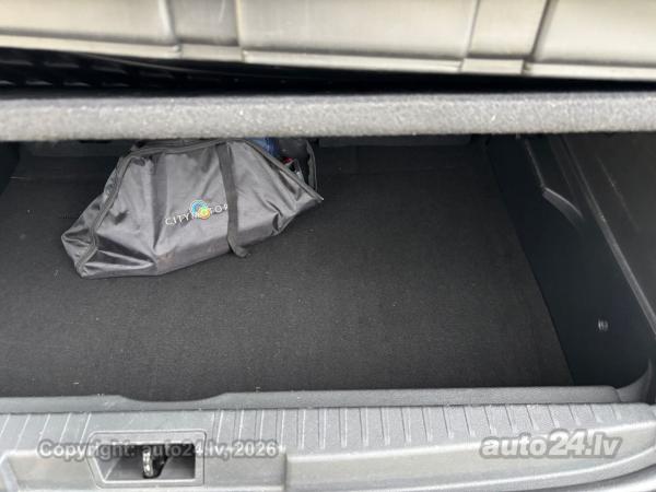 White Renault Captur 2019 in Tallinn, with an engine capacity of 1.20 L and mileage of 80 thousand km for 11900 €, photo 10 on AUTOMOTO.COM.LV