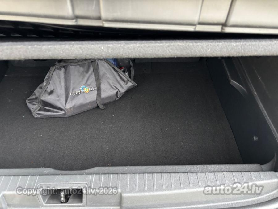 White Renault Captur 2019 in Tallinn, with an engine capacity of 1.20 L and mileage of 80 thousand km for 11900 €, photo 10 on AUTOMOTO.COM.LV