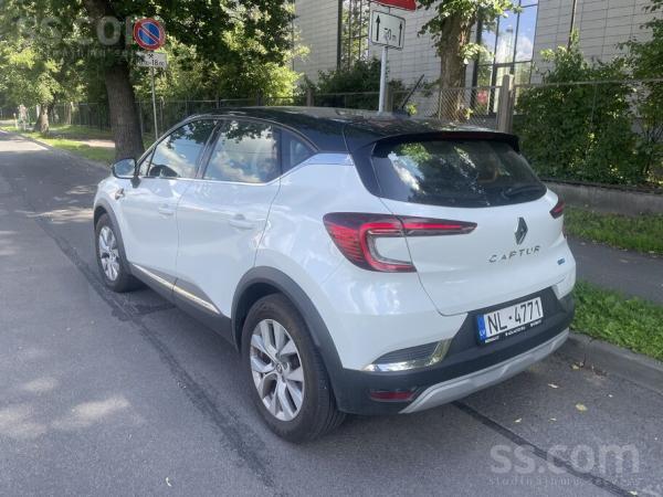 White Renault Captur 2022 in Riga, with an engine capacity of 1.60 L and mileage of 25 thousand km for 16700 €, photo 4 on AUTOMOTO.COM.LV
