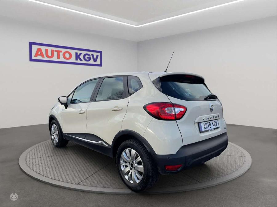 Yellow Renault Captur 2015 in Vilnius, with an engine capacity of 0.90 L and mileage of 296 thousand km for 5499 €, photo 3 on AUTOMOTO.COM.LV