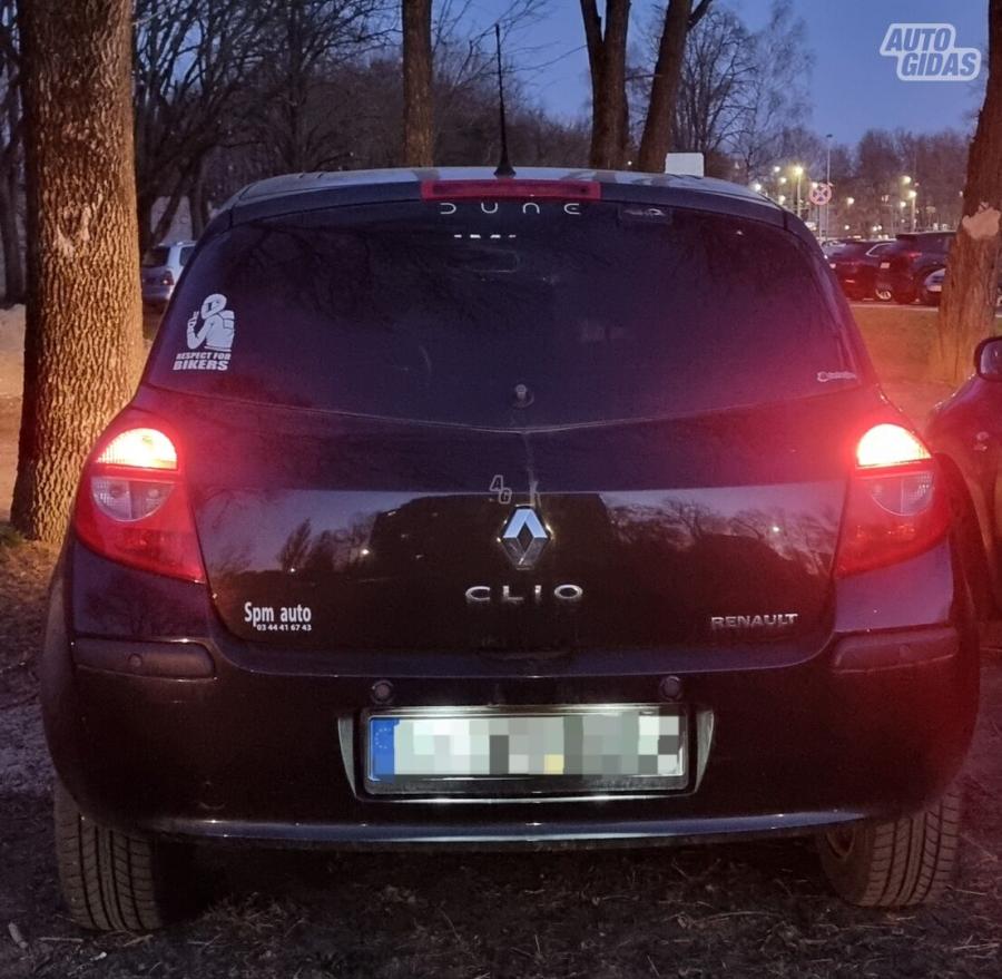 Black Renault Clio 2006 in Kaunas, with an engine capacity of 1.60 L and mileage of 201 thousand km for 2400 €, photo 4 on AUTOMOTO.COM.LV