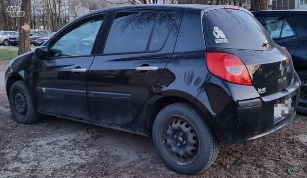 Black Renault Clio 2006 in Kaunas, with an engine capacity of 1.60 L and mileage of 201 thousand km for 2400 €, photo 5 on AUTOMOTO.COM.LV
