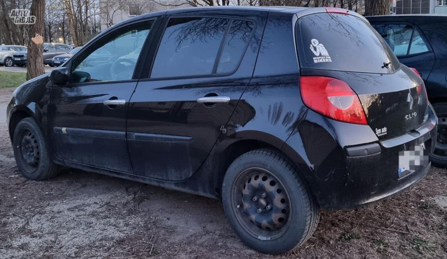Black Renault Clio 2006 in Kaunas, with an engine capacity of 1.60 L and mileage of 201 thousand km for 2400 €, photo 5 on AUTOMOTO.COM.LV