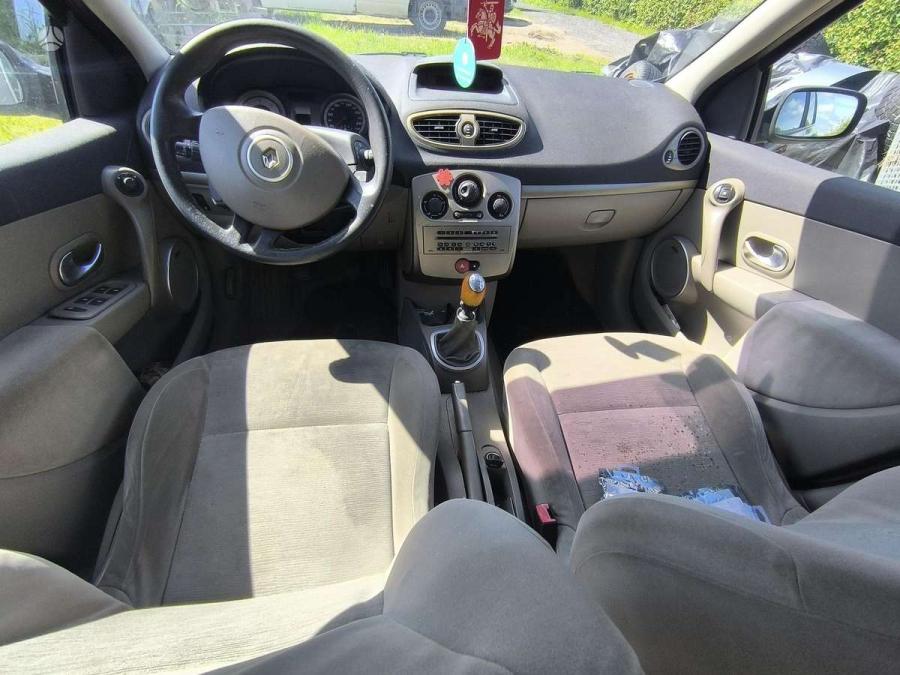 Melns Renault Clio 2006 Gargždai, ar dzinēja tilpumu 1.46 L un nobraukumu 317 tūkst. km par 300 €, foto 8 vietnē AUTOMOTO.COM.LV