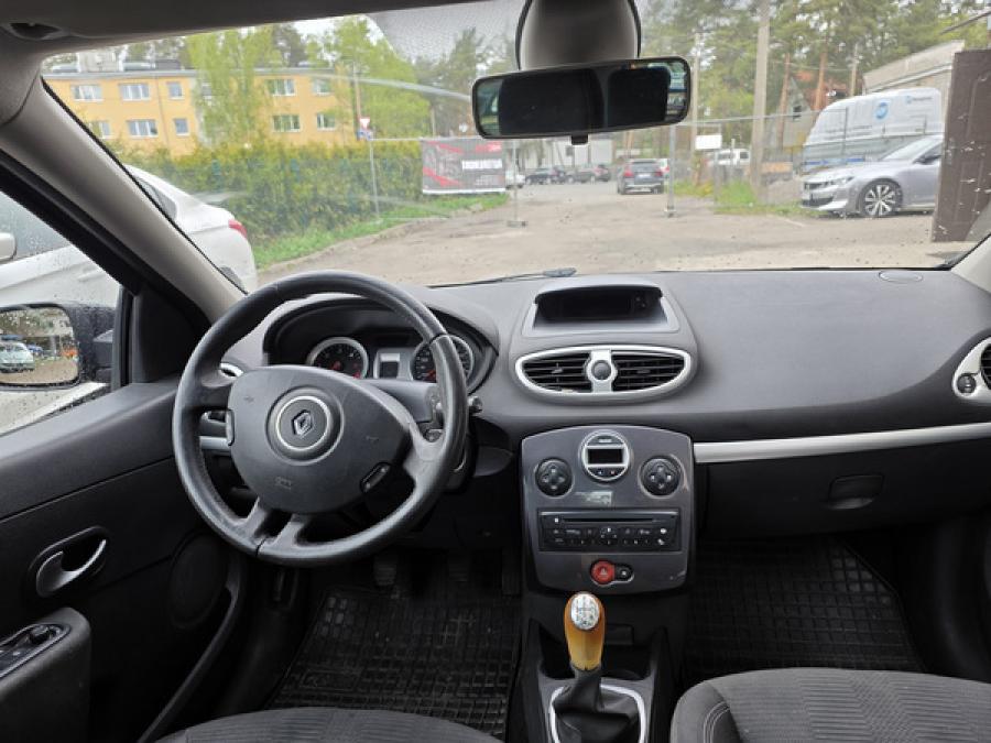 Black Renault Clio 2012 in Tallinn, with an engine capacity of 1.50 L and mileage of 395 thousand km for 1750 €, photo 4 on AUTOMOTO.COM.LV