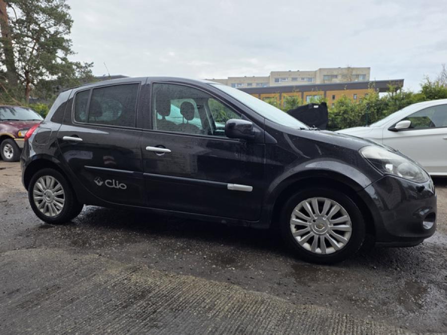 Black Renault Clio 2012 in Tallinn, with an engine capacity of 1.50 L and mileage of 395 thousand km for 1750 €, photo 6 on AUTOMOTO.COM.LV