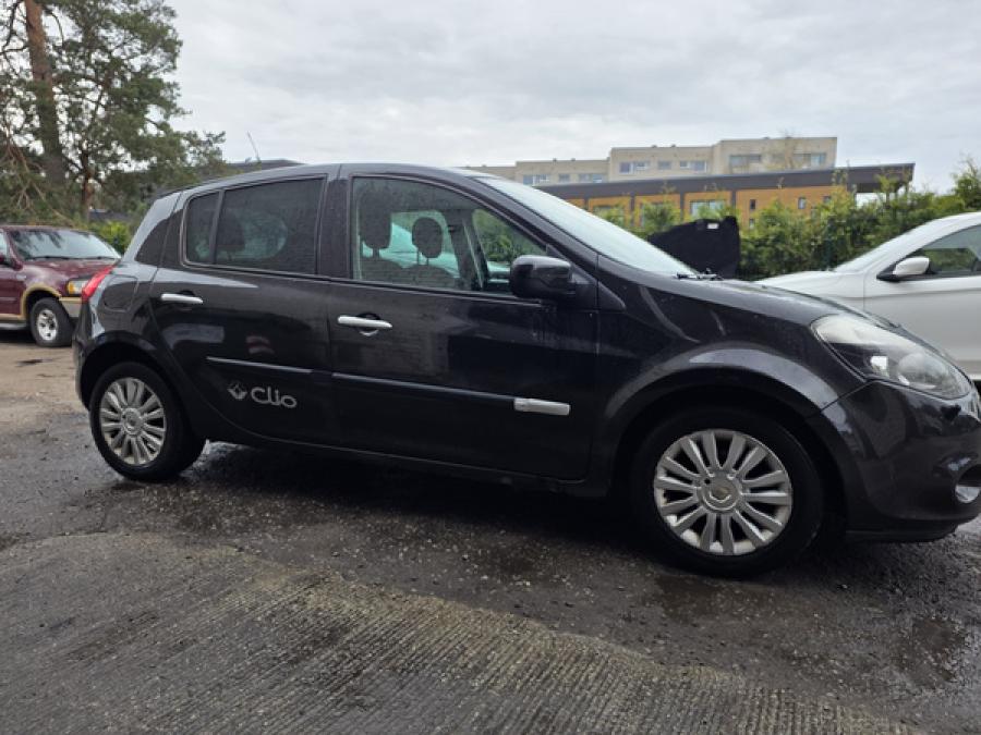 Black Renault Clio 2012 in Tallinn, with an engine capacity of 1.50 L and mileage of 395 thousand km for 1750 €, photo 9 on AUTOMOTO.COM.LV
